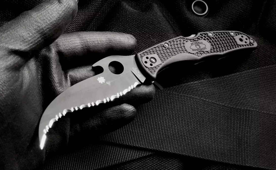 Spyderco Matriarch 2 Најлошото каснување. Тој е легален во Русија - иако еден поглед кон него е доволен за да се расфрла цел тим противници. Необичниот дизајн на сечилото е специјално дизајниран за работа во затворени простории. Ножот Матриарх ќе направи максимална штета дури и ако не се обидете. Сечилото покриено со заби остава ужасни рани: злосторникот наскоро нема да ризикува повторно да нападне некого „беспомошно“.