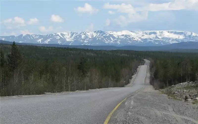 Route M-18 "Kola" Route R-21 (M-18) "Kola" staamt aus St. Wat méi nërdlech d'Strooss geet, wat méi schéin d'Landschaft gëtt: Taiga mat Pinien a Spruce gëtt lues a lues duerch Bësch-Tundra ersat, et gi vill Schlaangen, Passagen a Séien aus gletschen Hierkonft. A viraus ginn d'Khibiny Bierger méi kloer a méi kloer am Niwwel.