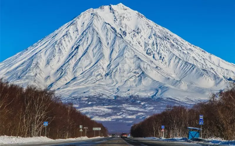 Kamchatka. Jalan Petropavlovsk-Kamchatsky - Ust-Kamchatsk Semenanjung Kamchatka adalah wilayah yang unik di peta Rusia. Ini adalah zon gunung berapi moden, terdapat 30 gunung berapi aktif dan sekitar 300 gunung berapi yang sudah pupus. Malangnya, sangat sukar untuk sampai ke kebanyakan tempat yang indah di Kamchatka kerana ketiadaan lebuh raya yang hampir lengkap. Laluan Kamchatka utama, sepanjang 600 km dari Petropavlovsk-Kamchatsky ke Ust-Kamchatsk, berjalan di sebelah Klyuchevskaya Sopka, gunung berapi tertinggi di Eurasia (4750 m).