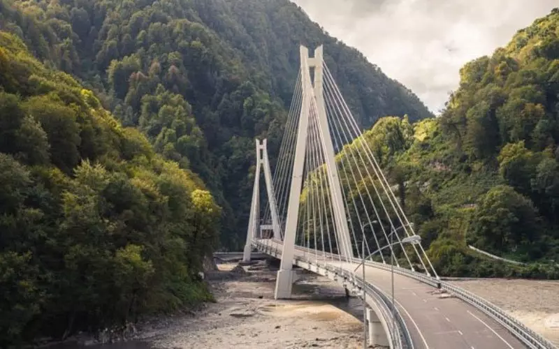 Westkaukasus. Autobahn A-147 Bundesstraße M-27 Dzhubga - Adler ist eine der schönsten Straßen unseres Landes. Je näher am Meer, desto malerischere Ausblicke auf Berge, Serpentinen, Weinberge, Strände und andere Landschaften der Region Krasnodar eröffnen sich.