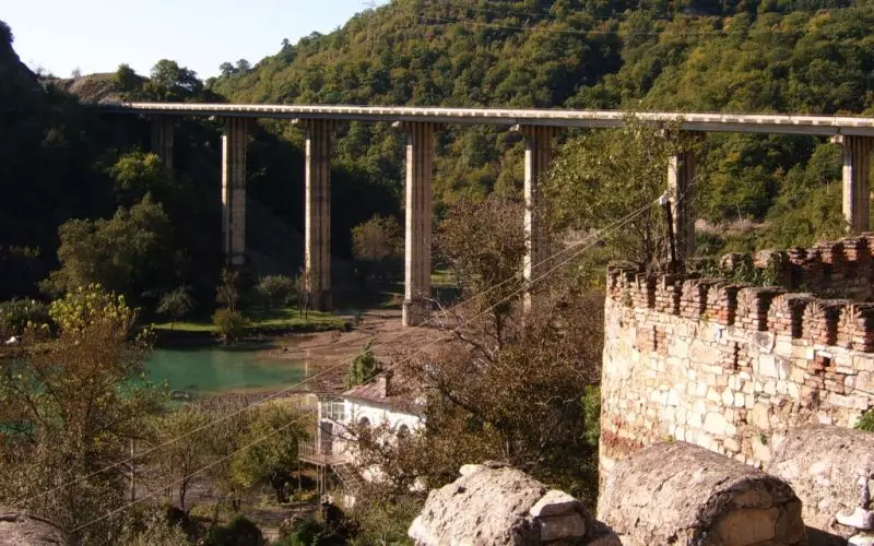 Die Ende des 18. Sie verläuft durch den kaukasischen Hauptkamm und verbindet Wladikawkas in Nordossetien mit der Hauptstadt und größten Stadt Georgiens - Tiflis. Die Straße führt über zahlreiche Pässe und fällt plötzlich steil in die Schlucht des Aragvi-Flusses ab. Entlang der gesamten Strecke gibt es georgische Kathedralen, Festungen und Wachtürme.