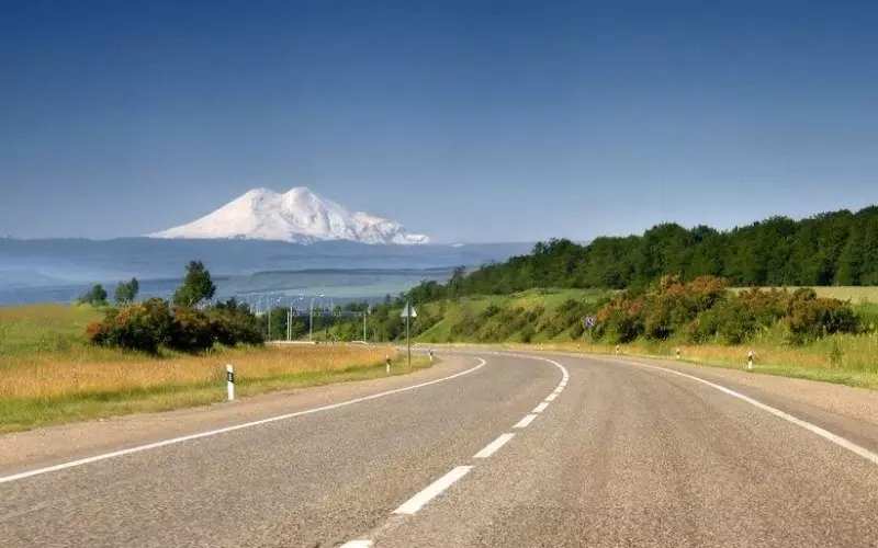 Kabradino-Balkaria. Highway А-158 Highway А-158 "Baksan-Elbrus", as jo d'r noch net op west hawwe, sille jo grif in protte nije yndrukken jaan. De rûte krúst de Kabarda -delling en giet lâns de smelle Baksan -kloof. Dan, nei't jo de opkomst fan hast 2.5 tûzen meter hawwe oerwûn, fine jo josels praktysk oan 'e foet fan' e ferneamde Elbrus -fulkaan.