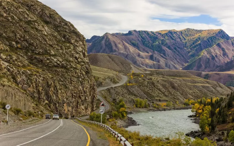 Gunung Altai. Laluan M-52 Chuisky adalah arteri pengangkutan utama Altai dan pada masa yang sama salah satu jalan paling indah di Rusia. Laluan itu melintasi seluruh Pergunungan Altai, menunjukkan pemandangan tempatan dengan indahnya. Jalan itu membentang ke perbatasan dengan Mongolia dan, secara beransur-ansur, padang rumput alpine dan puncak gunung yang diliputi salji memberi jalan ke padang pasir tanpa batas, dari mana menakjubkan.