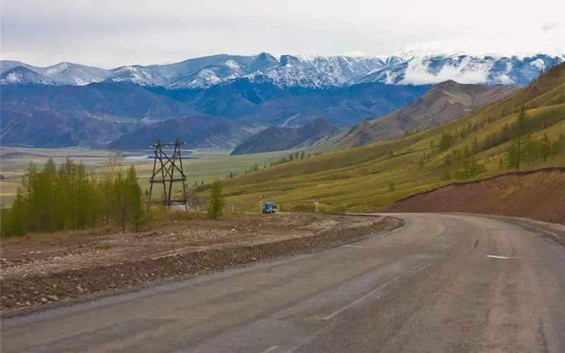 Khakassia. M-54 Highway De seksje fan 'e M-54 snelwei fan Abakan, de haadstêd fan' e Republyk Khakassia, nei Kyzyl en fierder nei de grins mei Mongoalje is bekend ûnder de histoaryske namme Usinsky tract. De dyk rint troch it ûnoantaaste wyld, praktysk ûnoantaast troch de minske, de Sayan -bergen, op plakken dy't delkomme yn 'e hast keale steppe. It kontrast is geweldig!