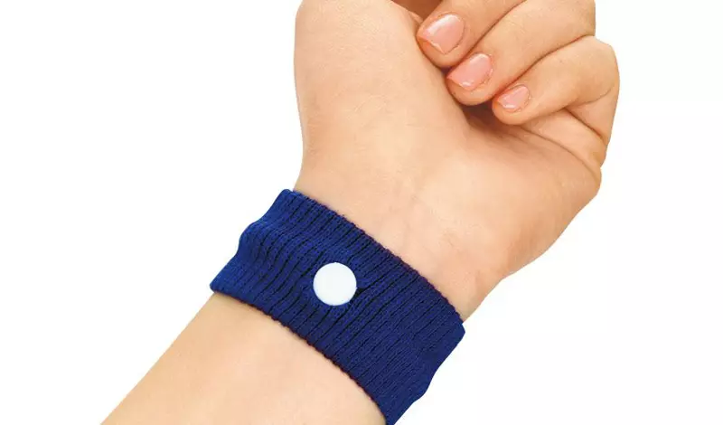 Akupunkturarmband Dës mysteriéis awer effektiv Apparater erschéngen a China - d'Heemecht vun der Akupunkturmedizin. Si hëllefen, awer Dir sollt net direkt Resultater erwaarden. Et kann ongeféier véierzeg Minutte daueren ier de Bracelet ufänkt ze schaffen - gutt, alles wat bleift ass Är Zänn fest ze gripen a probéiert op ee Punkt ze kucken.