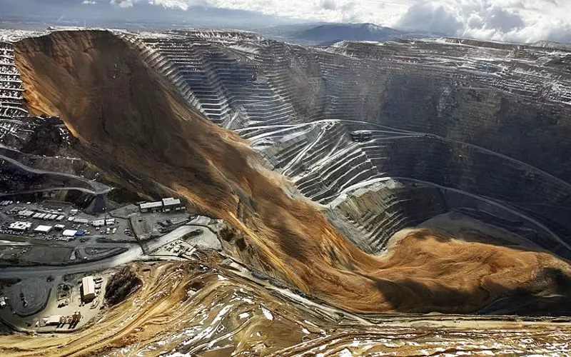 Giladmon sa Deep Mine sa Kasadpang Africa: 3800 ka metro Usa sa labing kuyaw nga mga mina sa nasod. Ang mga tawo kanunay nga namatay dinhi - apan kanus-a nga ang mga tawo wala mamatay alang sa dilaw nga metal? Ang temperatura sa ilawom sa ZSHGZ moabot sa 60 degree.