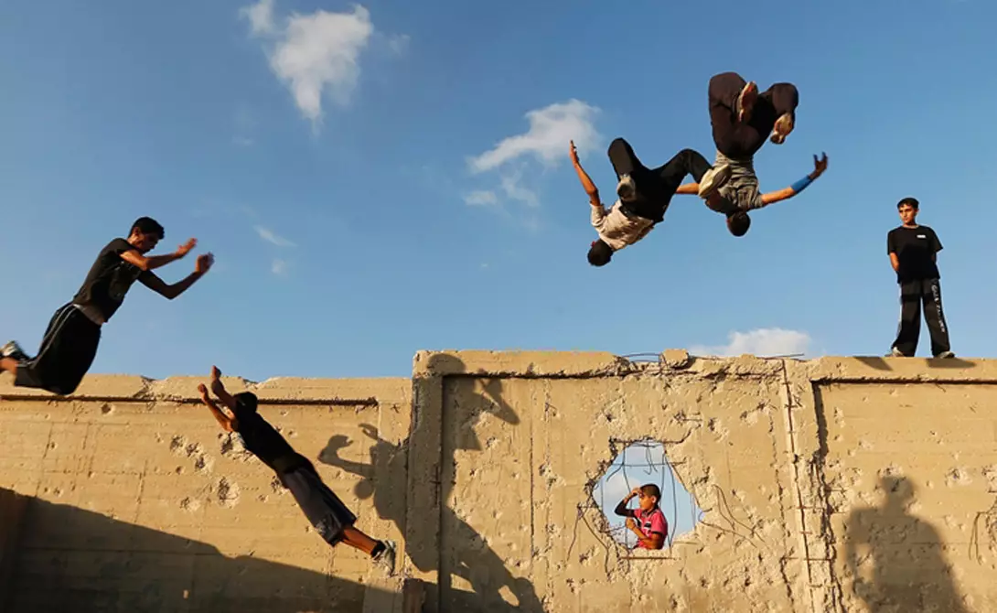 Sozialitatea Inoiz ez dakizu lagun berriak nola egin? Parkourrek ere konpon dezake arazo hau. Kirola ez da lehiakorra, soziala baizik. Entrenamenduak taldeka egin ohi dira, non parte-hartzaile bakoitza besteei laguntzen pozik dagoen. Sarrerako atalasea oso baxua da: ezin zara entrenamendu mailarekin lotsatu; beste guztiek ere ez zekiten ezer egiten ere.