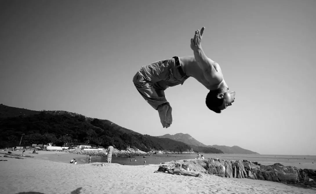 Autodefentsa Larrialdi kasuetan bakoitzak gutxienez bere bizitza salbatzeko gai izan behar denaren aldekoak gara. Parkour benetan horretarako beharrezkoak diren trebetasunak emateko gai da. Inork ez du espero arriskutik ihes egin beharko duenik, oztopo handien gainetik igota. Baina hobe da edozertarako prest egotea.