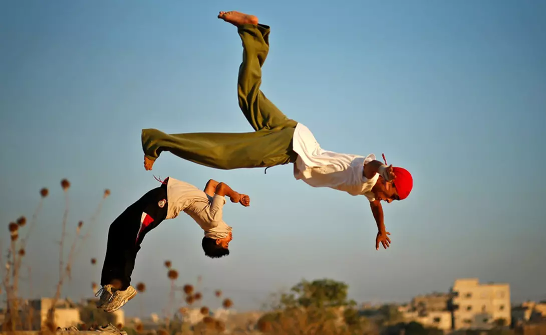 Gustuko duten pertsonak aurkitzea Entrenamendua hasteko modurik onena bertako zaletu talde bat aurkitzea da. Sinetsi nazazu, ez da zaila izango: parkour komunitate ugari dago sarean. Lehenengo ikasgaian, kirol gogor honen hasierako ideia bat egin eta nondik aurrera ulertu ahal izango duzu.