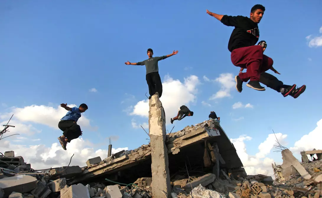 Balance Hevsengî jiyanî ye. Pêdivî ye ku ev jêhatî pêşî were pêşve xistin. Ev ê gelek hêza masûlkan hewce bike - dersên li klûbê fitnessê paşguh nekin. Li ser tiştên nizm pratîkê bikin, bi kerbên birêkûpêk dest pê bikin.