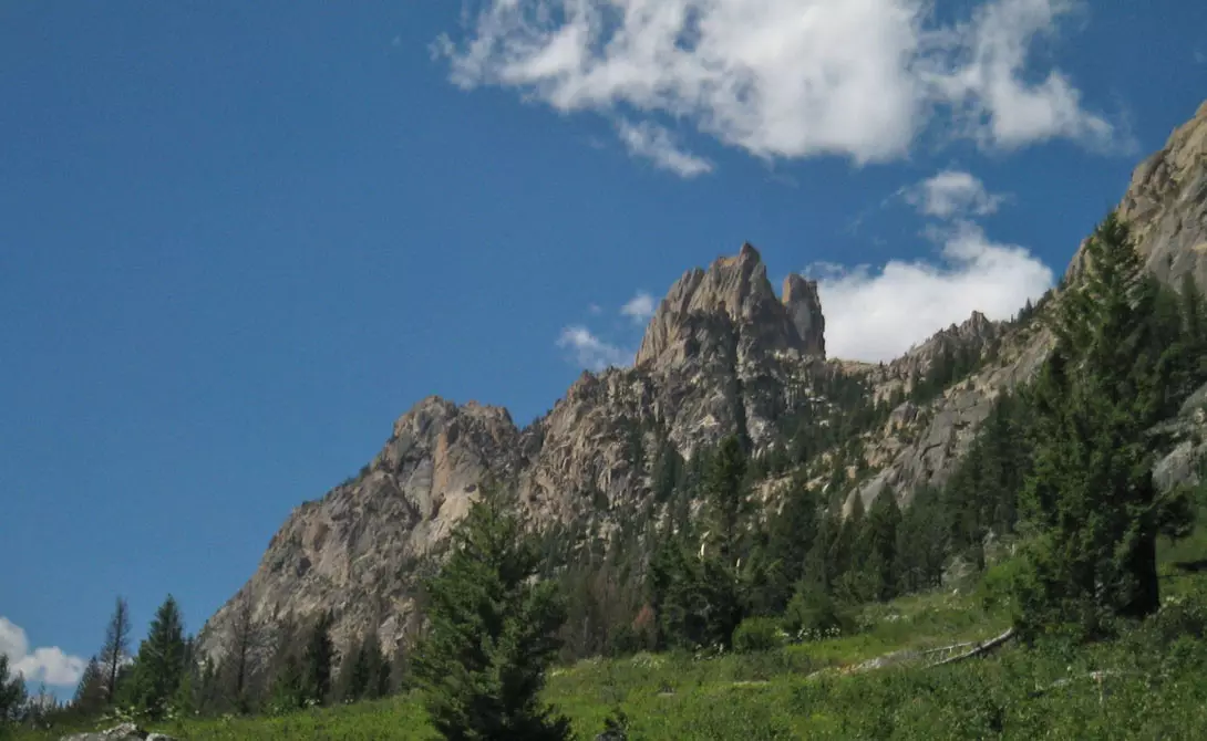 Saddleback Hike Moraine, Kanada Bu cığır yeni başlayanlar tərəfindən etibarlı şəkildə seçilə bilər. Hər iki tərəfində kəpənək sahələrinin parlaq ləkələri olan çox xoş bir yolun yalnız beş kilometri. Özünüzü peşəkar fotoqraf rolunda sınamaq üçün əla fürsət: burada çəkilən hər hansı bir kadr dostlarınız tərəfindən bang ilə qəbul ediləcək.