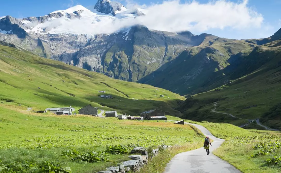 Tour du Mont Blanc Francuska Tour du Mont Blanc smatra se jednom od najboljih pješačkih staza u Europi. Dvjesto kilometara ceste prolazi kroz tri zemlje odjednom - Švicarsku, Italiju i Francusku.