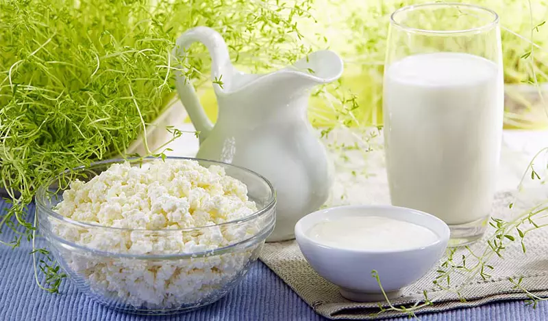 Leche Casi cualquier producto lácteo es absorbido por el cuerpo de manera extremadamente pobre. Para una persona interesada en su salud, es mejor olvidarse de la leche entera, los yogures enlatados y otros productos con lactosa. Una excepción puede ser, quizás, el requesón sin grasa.