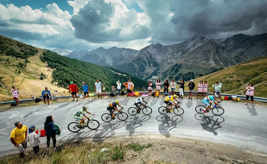 Adestramento en pista Por suposto, o ciclismo segue a ser a base principal da fase preparatoria. Antes do Tour de Francia, os atletas pasan longas semanas na estrada. A rutina diaria habitual inclúe dúas chegadas: cinco horas despois do almorzo e outras dúas horas antes da cea.