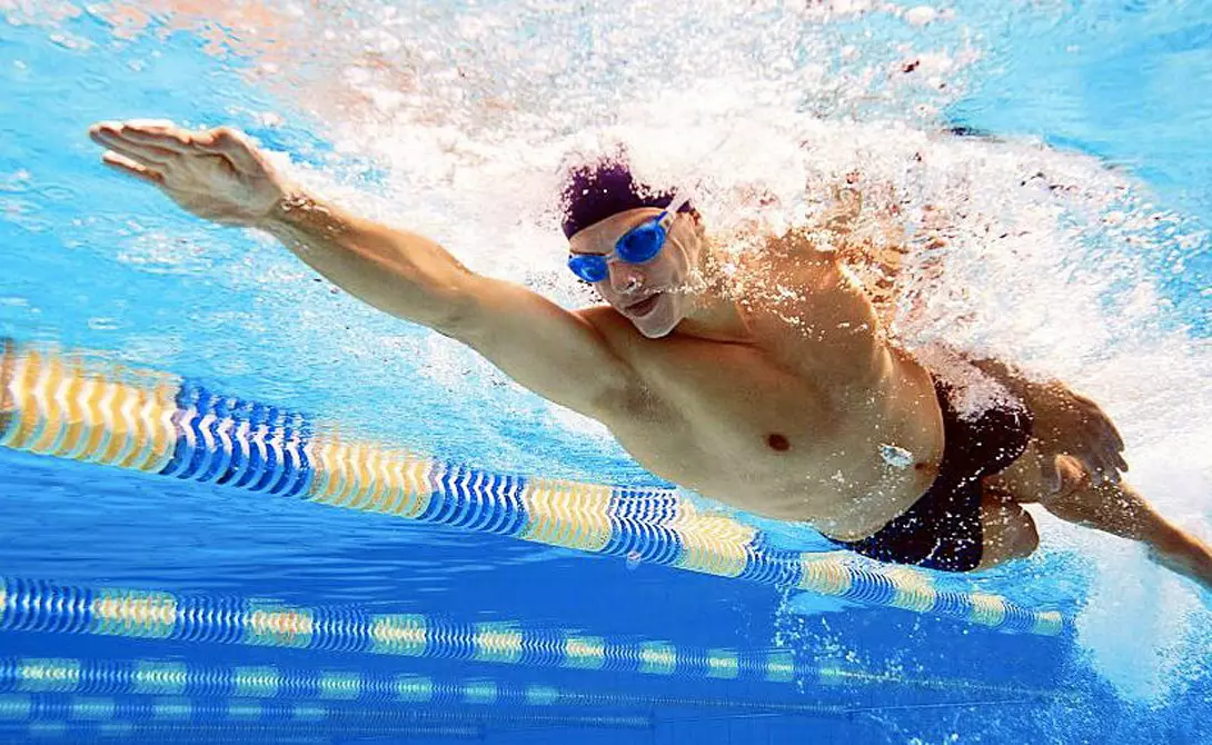 Programa do nadador Para a grande maioria dos participantes do Tour de France, a piscina está incluída na lista de exercícios diários obrigatórios. O programa pré-competição usual é assim: 200 metros nado livre e 100 crawls - aquecimento; 100m livre, 200m peito, 300m livre, 400m livre crawl - tempo regular; 100m peito e 100m livre - a etapa final. Para uma pessoa comum, apenas essa carga será mais do que suficiente para se manter em ótima forma facilmente.