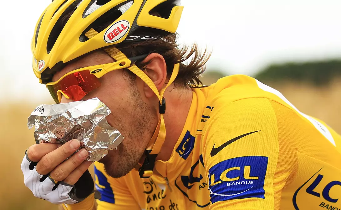 Dieta Durante una carrera, una persona quema de 6.000 a 8.000 calorías. Estos costos extremos también se preparan de antemano. En realidad, toda la vida de un ciclista profesional está estrictamente subordinada a una dieta: cualquier indulgencia puede merecer una victoria. El desayuno debe ser rico en proteínas, para que el organismo pueda afrontar el estrés con mayor facilidad, y el hambre se produce alrededor de las 15:00 de la tarde, durante la próxima comida. En total, el ciclista come cuatro veces: desayuno, un almuerzo rápido en el entrenamiento (sin bajarse de la bicicleta), almuerzo y cena. En el propio Tour de Francia, se añaden dos comidas más, durante e inmediatamente después de la carrera.