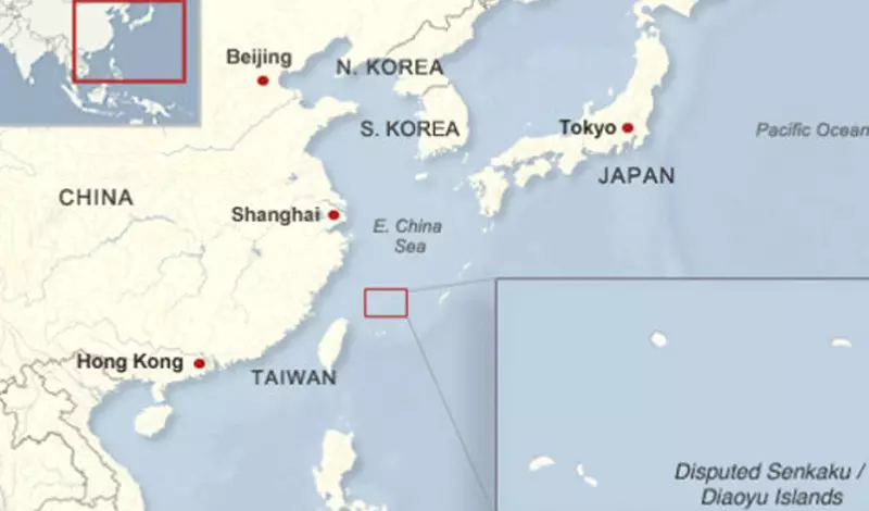 Agwaetiti Senkaku China na Japan China na -agbachitere ọdịmma ya na Oke Osimiri East China: agwaetiti Senkaku abụrụla esemokwu nke ndị iro ebighi ebi, China na Japan. Na 2010, esemokwu diplọma fọrọ nke nta ka ọ bụrụ nnukwu nsogbu agha - yana ihe niile n'ihi otu onye na -akụ azụ na China na mpaghara ahụ.