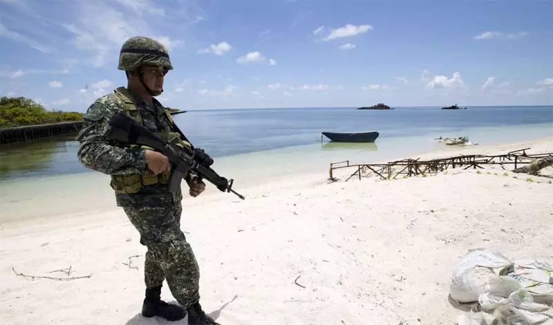 Paracel Islands na Spratly Islands China, Taiwan, Vietnam, Brunei, Malaysia, Philippines na United States Ọtụtụ mba n'otu oge nwere esemokwu kpụ ọkụ n'ọnụ maka njikọ mpaghara nke otu agwaetiti dị na Oké Osimiri South China. Agwaetiti Paracel ka bụ ihe China, Taiwan na Vietnam na -ekwu, na ọtụtụ mba ndị otu ASEAN agaghị ekewa agwaetiti Spartli: Brunei, Malaysia, Philippines na Vietnam ọzọ. N'otu oge ahụ, US na -achọ ichebe ọdịmma azụmahịa na nke agha na mpaghara ahụ. America chọrọ nkwa na ụzọ mpaghara ahụ ka ghe oghe; N'aka nke ọzọ, China na -akọwa nrụgide ndị ọdịda anyanwụ dị ka ndị na -enweghị ike. Ruo taa, enweela ọgụ dị iche iche na ntinye aka nke Vietnam na Malaysia, ọnọdụ ahụ ka na -agbasi ike.