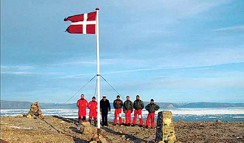 Hans Island Denmark na Canada Kemgbe afọ 1980, ndị Denmark na ndị Canada agbasiwo mgba ike maka Hans Island. Esemokwu ahụ kawanyere njọ na 2000, mgbe ụgbọ mmiri ndị Danish rutere otu ndị agha pụrụ iche n'àgwàetiti ahụ, nke tinyere ọkọlọtọ Denmark ozugbo. Ndị mmegide chere azịza maka afọ ise: ọkọlọtọ Canada pụtara n'elu agwaetiti ahụ na 2005, wee rụọ ọrụ n'okpuru mkpuchi ụgbọ mmiri ndị agha. Ka ọ dị ugbu a, akụkụ abụọ a na -eme ihe niile iji dozie usoro a naanị site n'ụzọ diplọma.