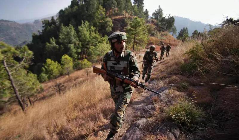 Jammu na Kashmir India na Pakistan N'otu oge Alaeze Ukwu Britain chịrị ebe a - ugbu a Jammu na Kashnir bụ akụkụ nke India, Pakistan na China. Territorykèala arụmụka ahụ ghọrọ ebe dị mkpa dị mkpa naanị na 1998: Pakistan na teknụzụ malitere ịchụso India na mba abụọ ahụ mere nyocha ọha nke ngwa agha nuklia ebe a. Ọnọdụ ndọrọ ndọrọ ọchịchị ka na -akwụsi ike nke ukwuu: ọ dịghị mkpa ịtụ ụjọ agha agha mepere emepe, mana esemokwu na mpaghara na -eto.