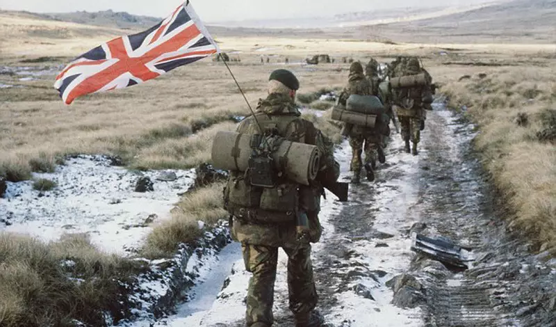 Agwaetiti Falkland Argentina na Great Britain Esemokwu ala n'etiti England na Argentina na -aga n'ihu kemgbe oge ọchịchị alaeze Spain. Esemokwu ndị agha mbụ mere na Eprel 2, 1982: ọrụ pụrụ iche nyere Argentina ohere ijide ikike Falklands. Agbanyeghị, Great Britain doziri nsogbu ahụ ngwa ngwa yana ka enwere ike - e zigara akụkụ nke ụgbọ mmiri mba ahụ n'agwaetiti ndị ahụ iji nyeghachi ha n'ike. E meriri Argentina, mana ọ na -aga n'ihu na -ekwupụta oke ala ya.