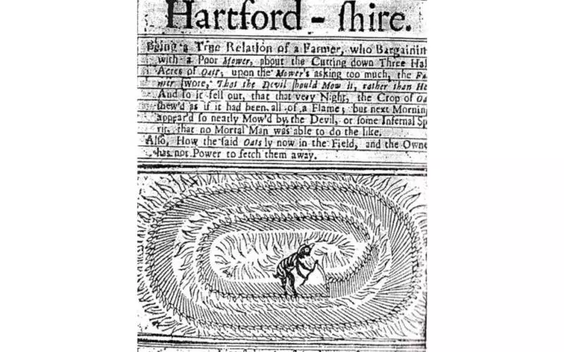 The Devil's Mower of Hertfordshire Det tidigaste omnämnandet av grödcirklar går tillbaka till en mystisk historia som hände en natt i Hertfordshire 1678. En tidningsartikel om det mystiska fenomenet publicerades den 22 augusti under rubriken "Djävulens gräsklippare eller konstiga nyheter från Hertfordshire." Bilden visade en demon som noggrant klippte en cirkel på grödor, texten ovan sa: ”En bonde prutade med en fattig gräsklippare för att klippa tre och en halv tunnland av sin havre. När gräsklipparen bad om för många havre började bonden svära och sa att djävulen hade bättre klippt detta fält. Och så hände det: just den natten såg fältet med skörden ut som att det brann; men på morgonen såg de att havren inte brändes, utan skärdes försiktigt, som om djävulen eller någon helvetes ande höll på att klippa ner den. Ingen dödlig kunde göra något sådant. "