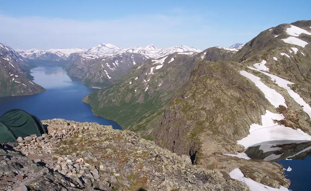 Jotunheimen Norvège Le Jotunheimen norvégien est connu sous un nom différent - les touristes et les habitants préfèrent l'appeler "Le Pays des Géants". Ici, parmi deux cents montagnes, toute une tribu géante pouvait en effet s'y loger confortablement. Le paysage fabuleux est complété par des lacs bleu vif remplis d'eau de fonte.