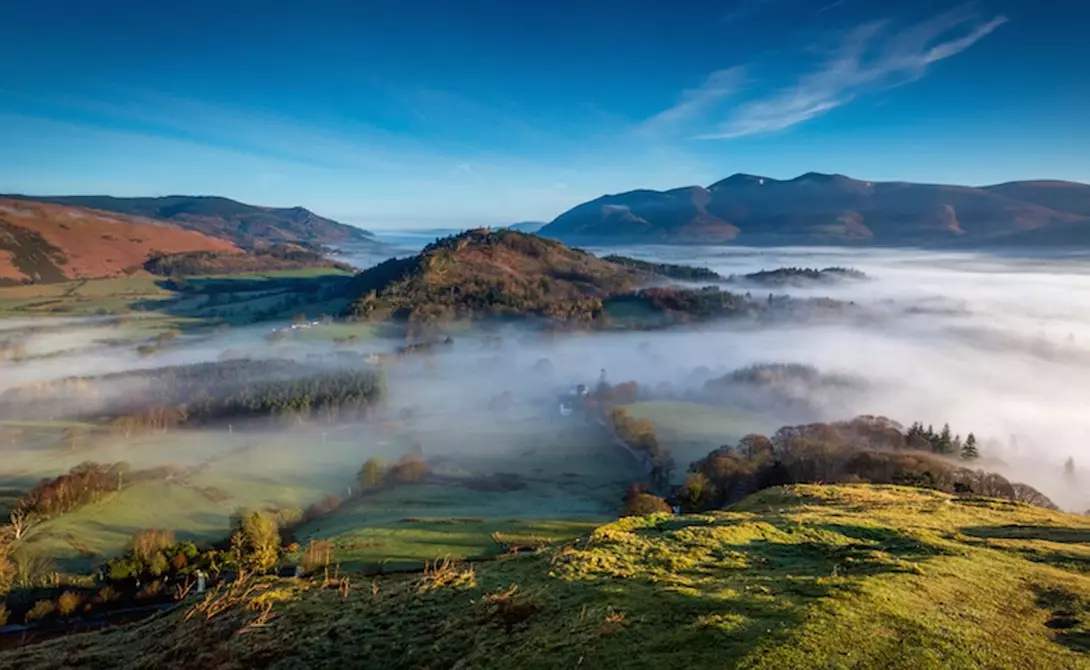 Lake District Royaume-Uni L'un des endroits les plus beaux et les plus tranquilles de toute l'Angleterre. Il y a des dizaines de lacs avec l'eau de montagne la plus pure dispersés à travers le territoire. Le parc lui-même peut être qualifié de quintessence de l'aspect pratique britannique : après des promenades tranquilles dans la région, mesdames et messieurs retournent dans l'un des nombreux hôtels très à la mode.