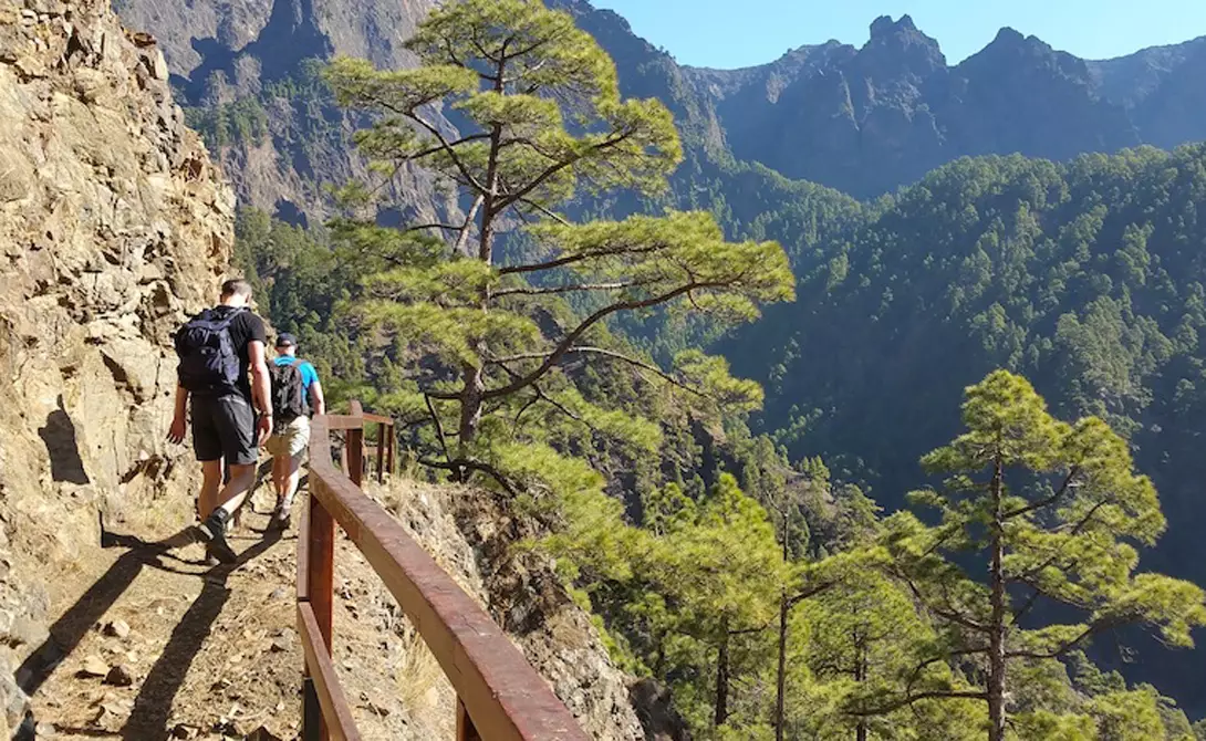 Caldera de Taburiente Canary Islands 说到加那利群岛，首先想到的就是海滩和昂贵的度假村。很少有人知道美丽的 Caldera de Taburiente 国家公园，其中心被认为是一个巨大的火山口。这位幸运的旅行者将在他的余生中铭记沿着山边的散步：从这里可以欣赏到远处海洋的绿色山谷和蓝色泻湖的壮丽景色。