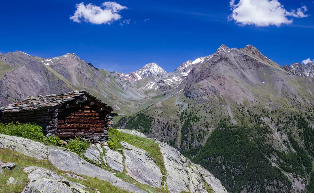 Gran Paradiso Italy 最初，该公园的创建是为了保护野山羊种群免受偷猎者的侵害 - 它甚至被正式宣布为国王狩猎护林员的私人领地。公园的一部分被森林覆盖，不知疲倦的旅行者可以步行到五个冰川之一。特别受欢迎的是通往格兰山山顶的路线，您可以从山顶欣赏勃朗峰、马特宏峰和其他阿尔卑斯山峰的壮丽景色。