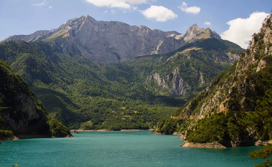 Durmitor Montenegro 河流、峡谷和雄伟的山峰以锐角上升，营造出真正超现实的景观。对于喜欢冬季运动的人来说，这里值得一去：当地的滑雪场被认为是全欧洲最好的滑雪场之一。