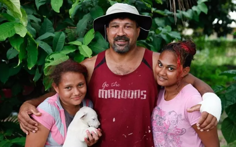 Wéi ee Krokodilkampf ze gewannen Am Joer 2011 gouf den Eddie Seagay, en 37 Joer ale australesche gebiertege Promi, andeems en en Dreimeter Krokodil besiegt huet, andeems hien seng Ae gestierzt huet. De Shigai, mam Spëtznumm "Croki Balboa", gouf vun engem Flossmonster attackéiert wärend hie mat senge Meedercher schwammen. De Krokodil huet op eemol seng Hand gegraff a probéiert hien ënner d'Waasser ze zéien. Spéider huet den Eddie de Reporter gesot datt da säi Pappinstinkt geschafft huet - hie konnt net nëmmen opginn a seng Duechtere a Gefor loossen. "Alles wat ech mech erënnere kann ass wéi ech de Krokodil gegraff hunn an hien geschloen hunn, probéiert an d'Aen ze kommen", sot de Shigai. Hien ass fortgaang mat nëmmen e puer Schnëtt op seng Waffen a Réck. Den australeschen Déieren Iwwerliewexpert Bob Cooper huet d'Shigai Method rational genannt: "Wann e Krokodil Iech attackéiert, probéiert op seng Aen ze kommen - dee geféierlechste Punkt op sengem Kierper. Dëst ass deen eenzege méigleche Wee fir se ze bekämpfen. "