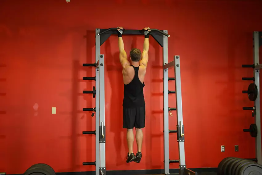 Reverse Grip Pull Up C'est l'un des meilleurs exercices qui, curieusement, est négligé par de nombreux débutants. Les tractions sont simples, mais peuvent pomper à la fois les biceps et le brachial. Assurez-vous que votre dos travaille moins que vos bras. Pour ce faire, il vous suffit de vous concentrer mentalement sur les biceps.