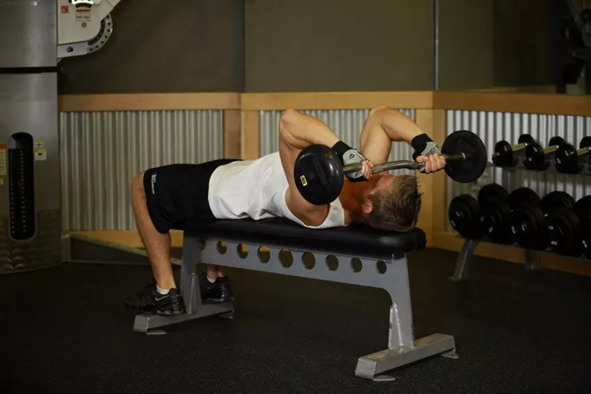 Presse française Passez aux triceps. Comme les pompes, le développé couché français est un excellent exercice pour développer cette partie du corps. Saisissez la barre avec une prise étroite et gardez vos coudes près de votre corps. Abaissez vos mains sur votre visage, puis revenez lentement à la position de départ.