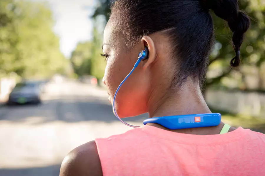 JBL Reflect Response na terefone ihuza igikoresho ukoresheje Bluetooth, ikuraho umukinnyi insinga zinjira munzira mugihe cy'imyitozo kandi bigatuma umukinnyi yirengagiza amakuru adasanzwe mugihe cy'imyitozo.