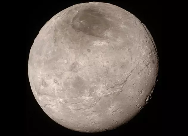 Charon Planèt tinen dènyèman te lakòz anpil konfli nan kominote syantifik la. Imaj detaye li yo te transmèt sou Latè pa sond espas NASA a, New Horizons. Toudenkou, li te tounen soti ke Charon se trè menm jan ak lalin nou an. Anplis de sa, syantis yo kwè ke yo pral jwenn yon atmosfè sibtil isit la, ase pou Aparisyon nan lavi ki pi senp. Kolonizatè yo ka jwenn tèt yo konkeran - omwen se sa entelektyèl yo kwè.