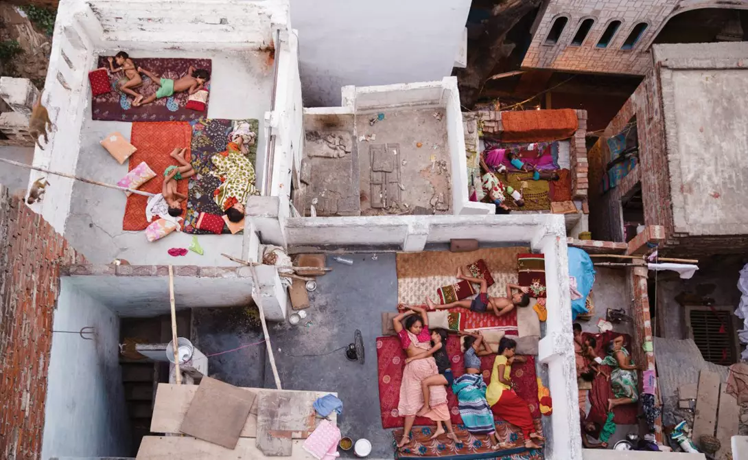 Litoro tsa Rooftop E ngotsoe ke Baahi ba Yasmin Mund ba Varanasi, India, ba robala marulelong ho baleha mocheso.