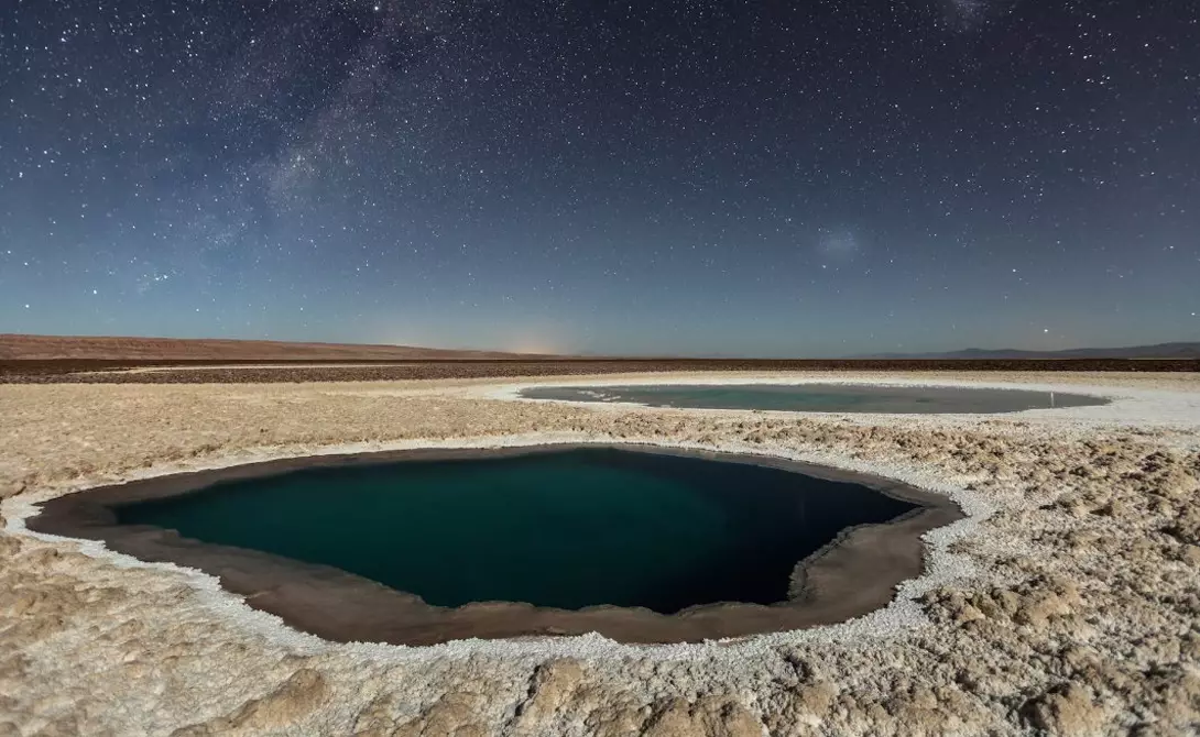 Lagunas Baltinache Geplaatst door Victor Lima Moonlight speelt op het oppervlak van verborgen meren. Deze watermassa's bevinden zich in de Atacama-woestijn, in het noorden van Chili.