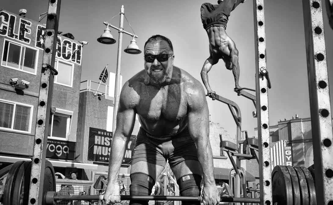 Muscle Beach Gym Auteur: Dotan Segai Een gewichtheffer die op het strand traint. Vinay's Beach, Californië.