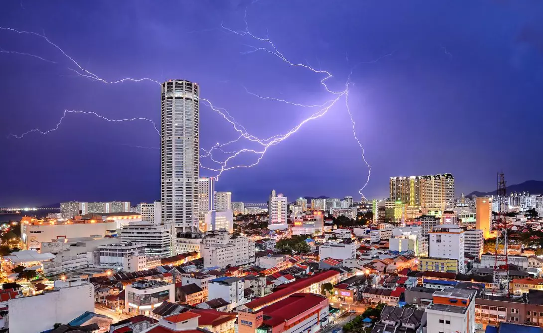 Celestial Reverie Geplaatst door Jeremy Tan Lightning tegen de achtergrond van de majestueuze Komtar-toren, Maleisië.