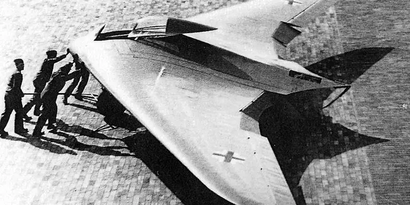 Невідзімка ў небе Серыйная вытворчасць Horten Ho IX мела на ўвазе выкарыстанне інавацыйнага спосабу ашалёўкі самалёта. Камбінаваная абшыўка выглядала так: два вонкавых пласта з фанеры таўшчынёй у паўтара міліметра, а паміж імі 12-міліметровая праслойка з сумесі пілавіння і драўнянага вугалю, прасякнутая клеем. Гэты вугаль і быў галоўным сакрэтам канструктараў - ён павінен быў замінаць лакатар саюзнікаў бачыць самалёт у небе.