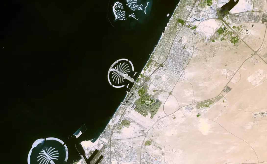 Palm Islands ni Dubai Akojọpọ awọn erekuṣu ti eniyan ṣe ti o wa ni etikun Dubai. Fun ọpọlọpọ ọdun ni ọna kan, awọn oṣiṣẹ n rẹwẹsi iyanrin lati isalẹ ti Okun Persia, lẹhinna wọn fun u ki o mu apẹrẹ ti o fẹ.