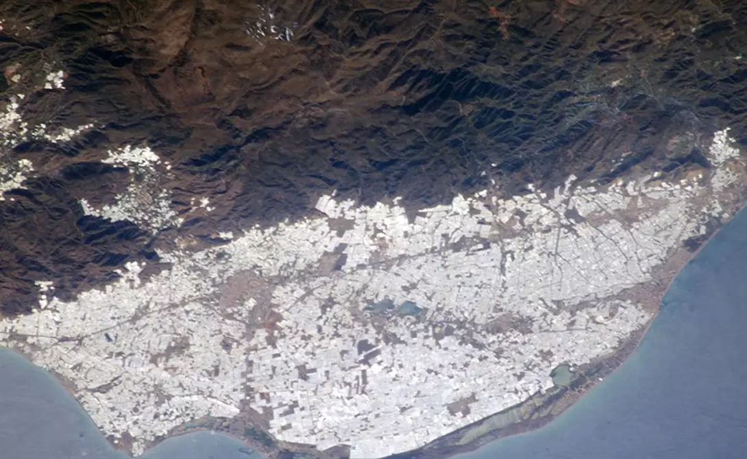 Greenhouses in Almeria Katika mkoa wa Almeria, kusini mashariki mwa Uhispania, kuna idadi kubwa ya greenhouses ambazo zinaweza kuonekana hata kutoka angani. Wanafunika zaidi ya ekari 64,000 za ardhi. Mamilioni ya tani za matunda na mboga zitasafirishwa kwa kila nchi duniani.