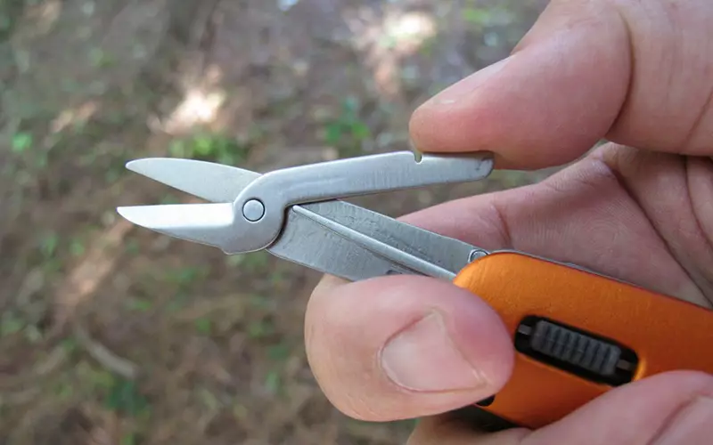 Pliers Pliers ມັກຈະຖືກລວມເຂົ້າກັບ pliers - ສ່ວນປະກອບຫຼັກຂອງ multitools ສ່ວນໃຫຍ່. ມັນສະແດງໃຫ້ເຫັນວ່າເຈົ້າສາມາດສ້າງເຂັມທິດອອກຈາກພວກມັນໄດ້. ຖອດເຄື່ອງຕັດສາຍອອກ ໜຶ່ງ ອັນແລະຖູມັນດີ well ກັບເສື້ອຫຼືຂົນທີ່ເຮັດດ້ວຍຂົນ, ຈາກນັ້ນວາງມັນໃສ່ແຜ່ນນ້ອຍທີ່ສຸດທີ່ເຈົ້າສາມາດຊອກຫາໄດ້ແລະຫຼຸດມັນລົງຄ່ອຍ gently ໃສ່ພື້ນຜິວຂອງ ໜອງ ນໍ້າຫຼືບັນຈຸນໍ້າຢືນອື່ນ other. ເຄິ່ງ ໜຶ່ງ ຂອງເຄື່ອງຕັດຈະຊີ້ບອກທິດທາງ ເໜືອ-ໃຕ້.