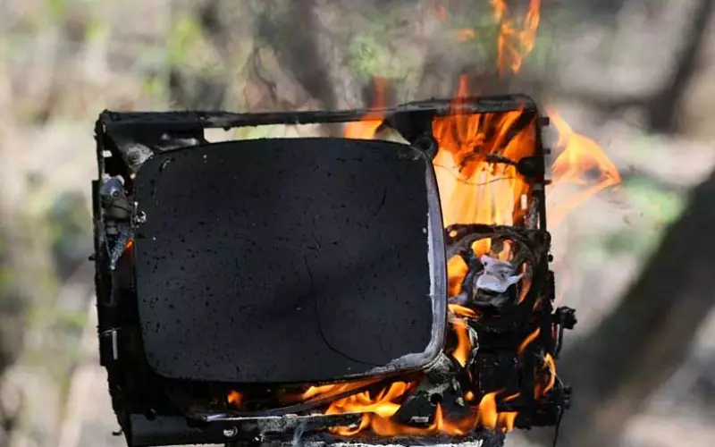 Kif tintefa 'apparat elettriku li jaħarqu Ir-regola hija antika daqs id-dinja, iżda għal xi raġuni ħafna nies jinsewha: ma taqbadx il-wajers ta' apparat elettriku b'idejn imxarrbin! U, bil-mod, huwa wkoll impossibbli li timla apparat elettriku li jaħarqu bl-ilma. Itfi n-nar billi tefa 'l-art jew ir-ramel fin-nar.