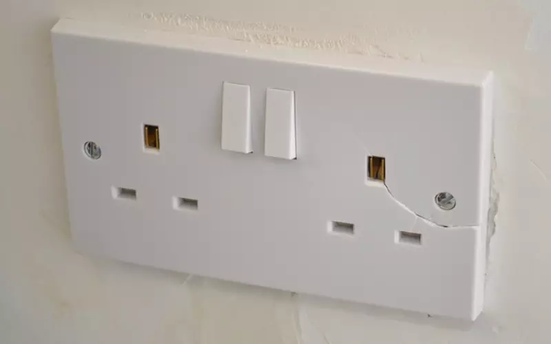 Outlet rusak Henteu nganggo toko atanapi saklar rusak. Upami anjeun ningali percikan nalika masang peralatan rumah tangga, ieu panginten mangrupikeun tanda konéksi goréng. Cara anu pangsaéna pikeun nyegah seuneu dina hal ieu nyaéta ngaganti stop kontak anu gancang-gancang.