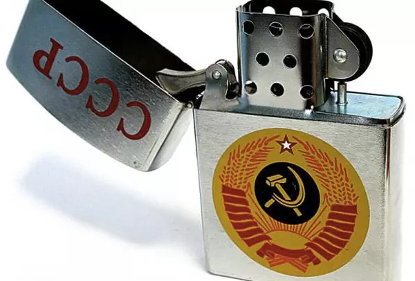 Este isqueiro é um remake nostálgico do tema URSS. Em geral, até a década de 90 do século passado, quase não havia Zippo no país. Os sortudos que os possuíam compravam de ferreiros a preços altíssimos ou os traziam de viagens ao exterior. Isso continuou até a queda da URSS, quando fluxos de isqueiros falsificados da China inundaram os contadores do país. Ao mesmo tempo, os cidadãos russos têm outro hobby - determinar a autenticidade do Zippo pelas inscrições na extremidade do isqueiro. Os métodos tradicionais são transmitidos oralmente até hoje.