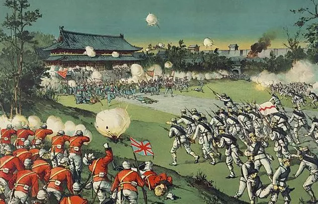 Boxer Rebellion China har alltid vært det mest folkerike stedet på jorden. Ikke overraskende forårsaket fallet av den kinesiske regjeringen under Qing -dynastiet en kollaps som påvirket mange naboland. I selve det celestiale riket begynte en fryktelig hungersnød, inflasjonen gjorde selv grunnleggende matvarer utilgjengelige. I tillegg blomstret bruken av opium. På 1700 -tallet hadde Kinas befolkning hovnet opp til en halv milliard, men nå dør hvert år millioner av sult. Masseopptøyer, senere kalt Boxer Rebellion, krevde titalls millioner liv. Det faktum at staten - og med den mange naboland - var i stand til å komme seg etter et slag av en slik kraft, kan betraktes som et virkelig mirakel.