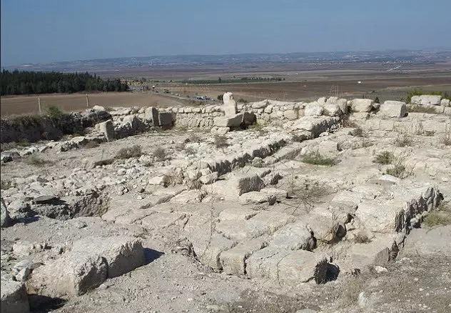 Armagedonas Megiddo miestas buvo svarbus prekybos, kultūros ir galios centras senovės pasaulyje. Dvi didžiausios to meto galios, asiriečiai ir egiptiečiai, kovojo dėl šios srities nenutrūkstamų kovų. Tų didelio masto, kruvinų kovų atmintis taip įsirėžusi į žmogaus sąmonę, kad atsispindi beveik kiekvienos tautybės mitologijoje. Trys pagrindinės Abraomo religijos taip pat turi nuorodų į Megiddo. Mūšiai, kuriuos organizavo „Thutmose III“, bandydami užimti miestą, buvo tokie siaubingi, kad vėliau graikiškas vardas „Megiddo“ tapo pasaulio pabaigos sinonimu. Tikriausiai esate tai girdėję ne kartą - Armagedonas. Krikščionys vis dar mano, kad ši sritis yra paskutinis gėrio ir blogio mūšio laukas.