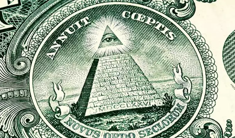 Gambar Dolar AS sing ditulis ing dolar AS uga salah amarga Illuminati. Piramida, ukara sing padha babagan tatanan donya, mripat - kabeh iki, sejatine diterangake kanthi cara prosaik. Piramida nglambangake kekuwatan negara, 13 blok - 13 koloni asli. Mripat tegese pengabdian sing waspada kanggo masarakat, nanging tembung kasebut umume ditemokake dening Sekretaris Pertanian AS Henry Wallace.